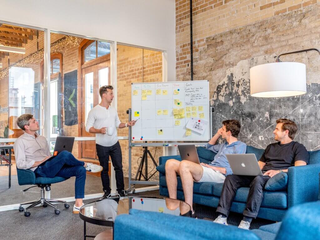 How to Pitch Your Business Idea to Investors (Guide)