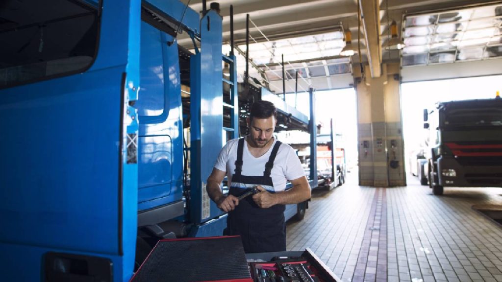 Efficiently Manage Commercial Vehicle Repairs After an Accident